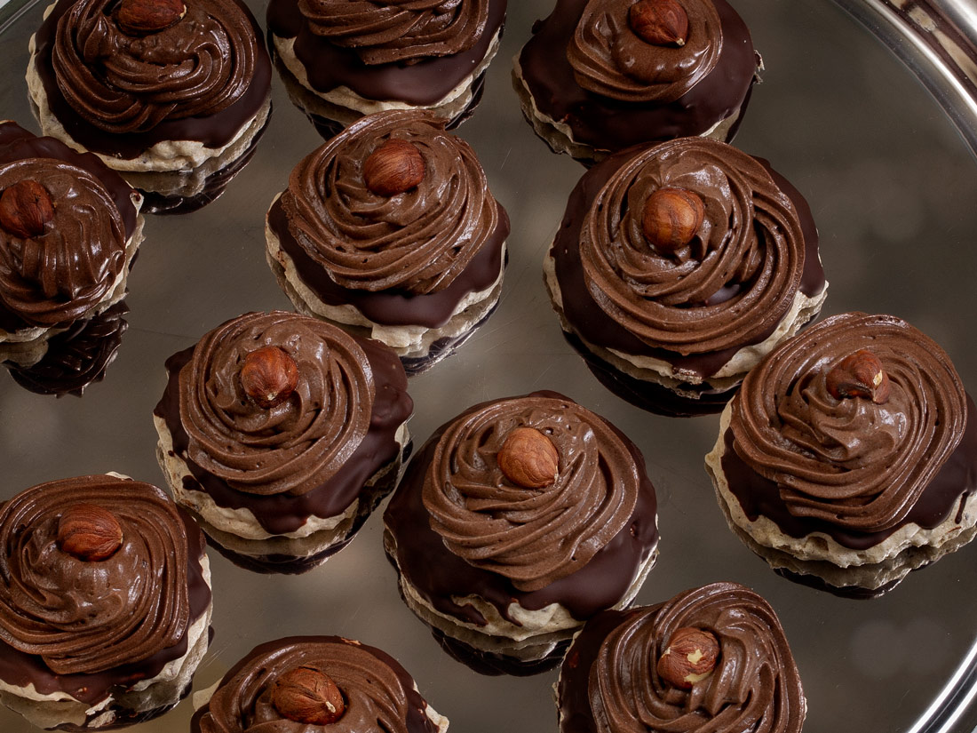 Lazdu riekstu bezē kūciņas-Garšīgā Latvija