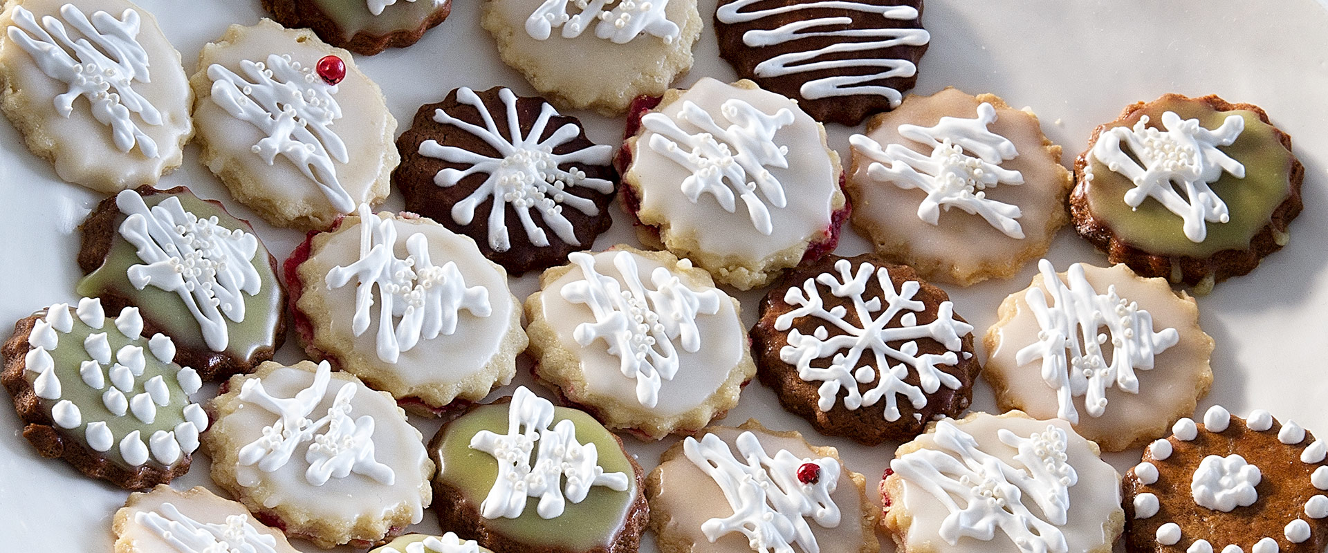 Piparkukas-cepumi-ar-glazuru-Garšīgā Latvija